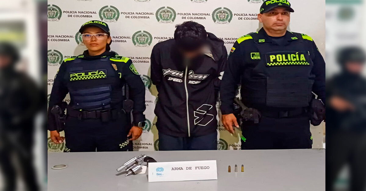El capturado, de 18 años, llevaba el arma oculta en un canguro mientras ...
