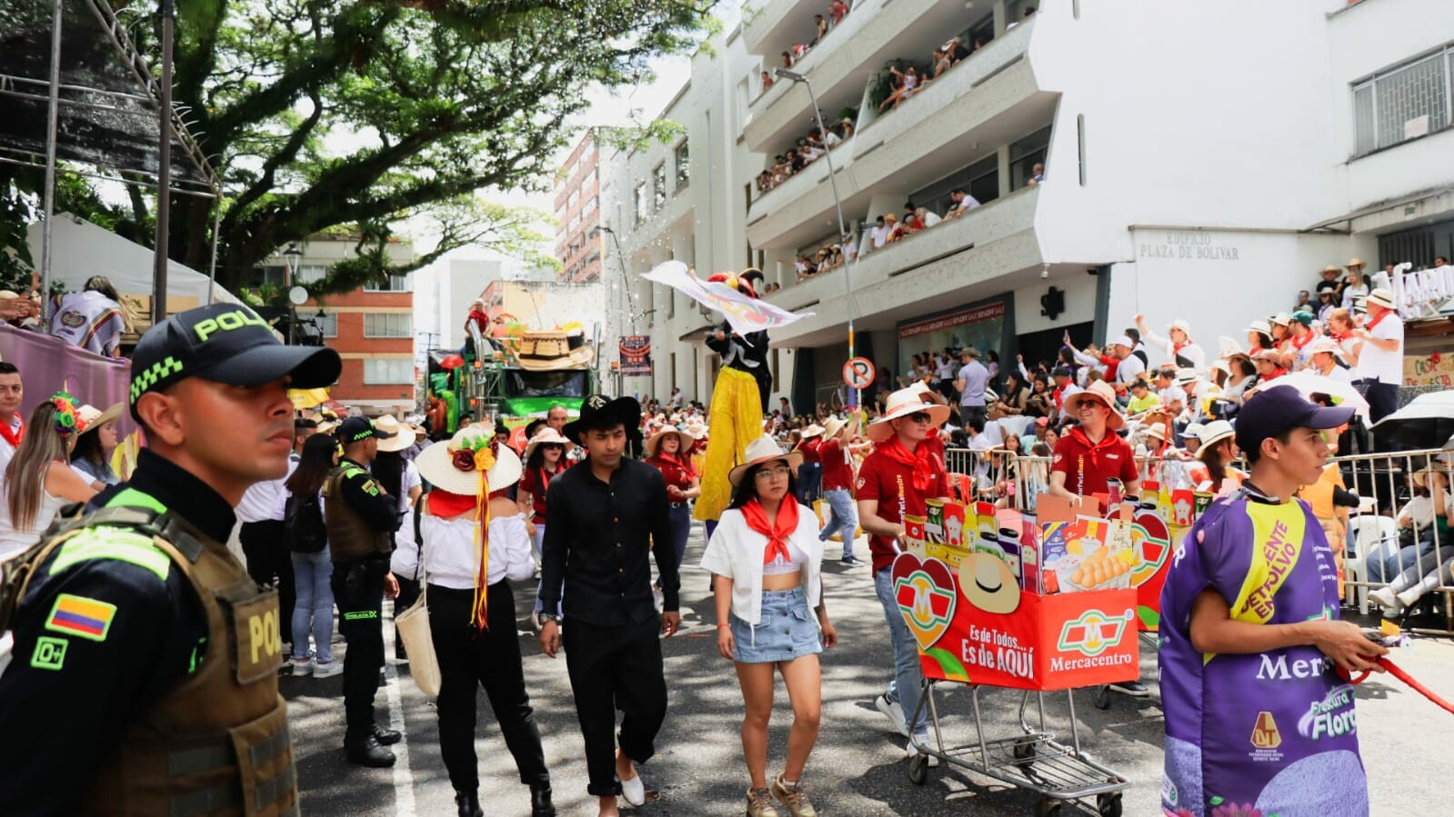 Más de 800 vendedores gestionan permisos para participar en el Festival Folclórico Colombiano ...